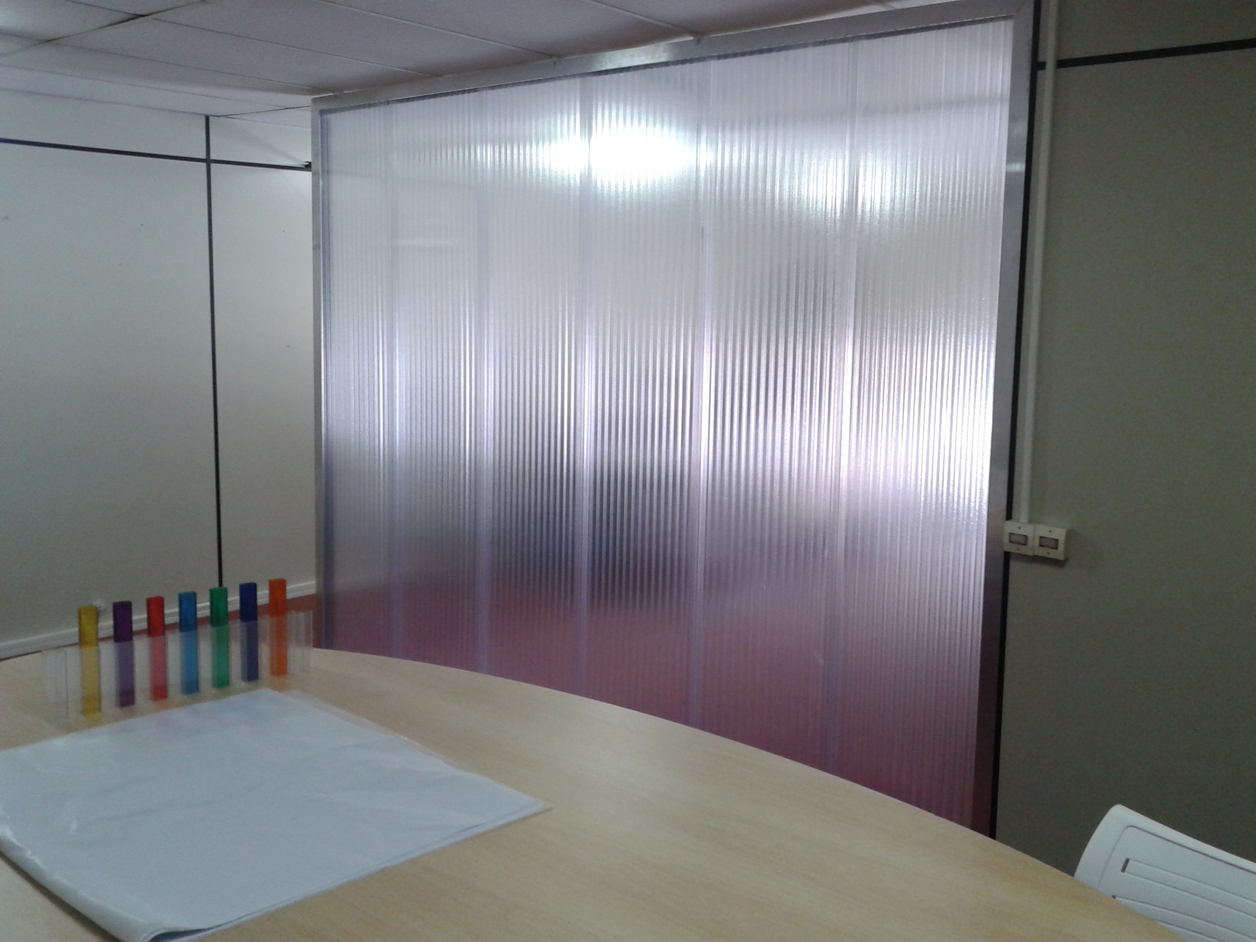 Divisórias de Policarbonato alveolar cristal de 40 mm com Portas ...